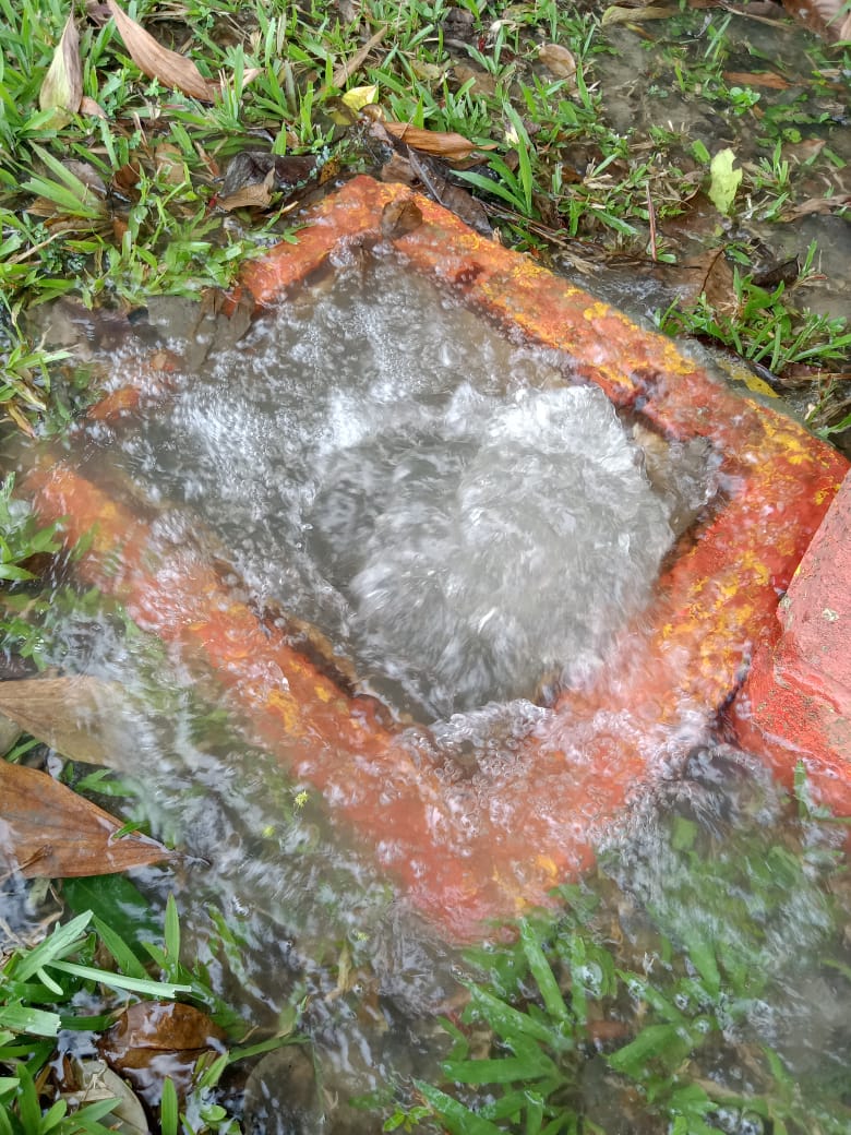 Kerja-kerja kecemasan pembaikian paip utama jenis AC bersaiz 6 inci ...