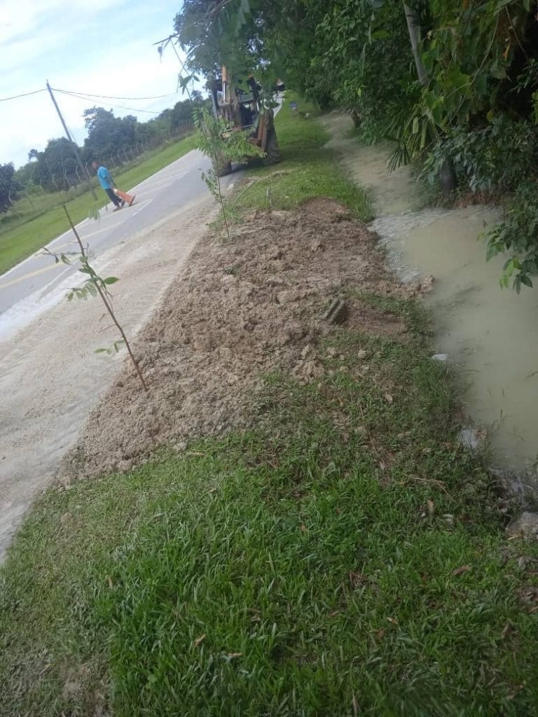 Kerja-kerja kecemasan pembaikian paip utama jenis AC bersaiz 6 inci ...