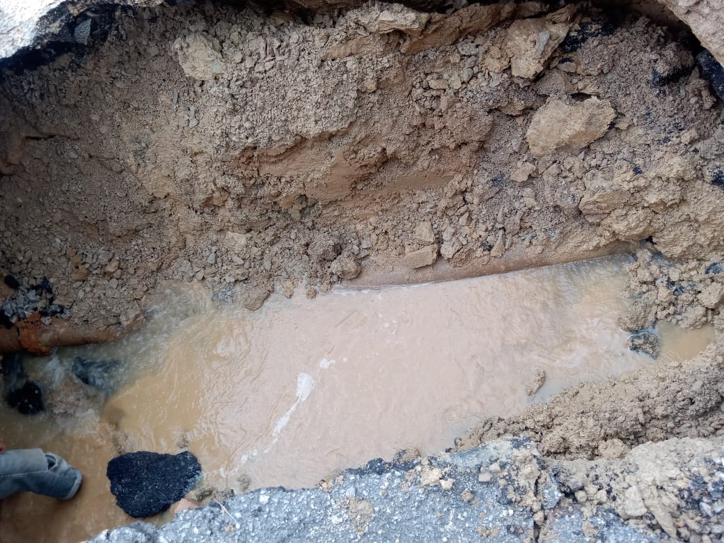 Kerja-kerja kecemasan pembaikian paip utama jenis AC bersaiz 6 inci ...