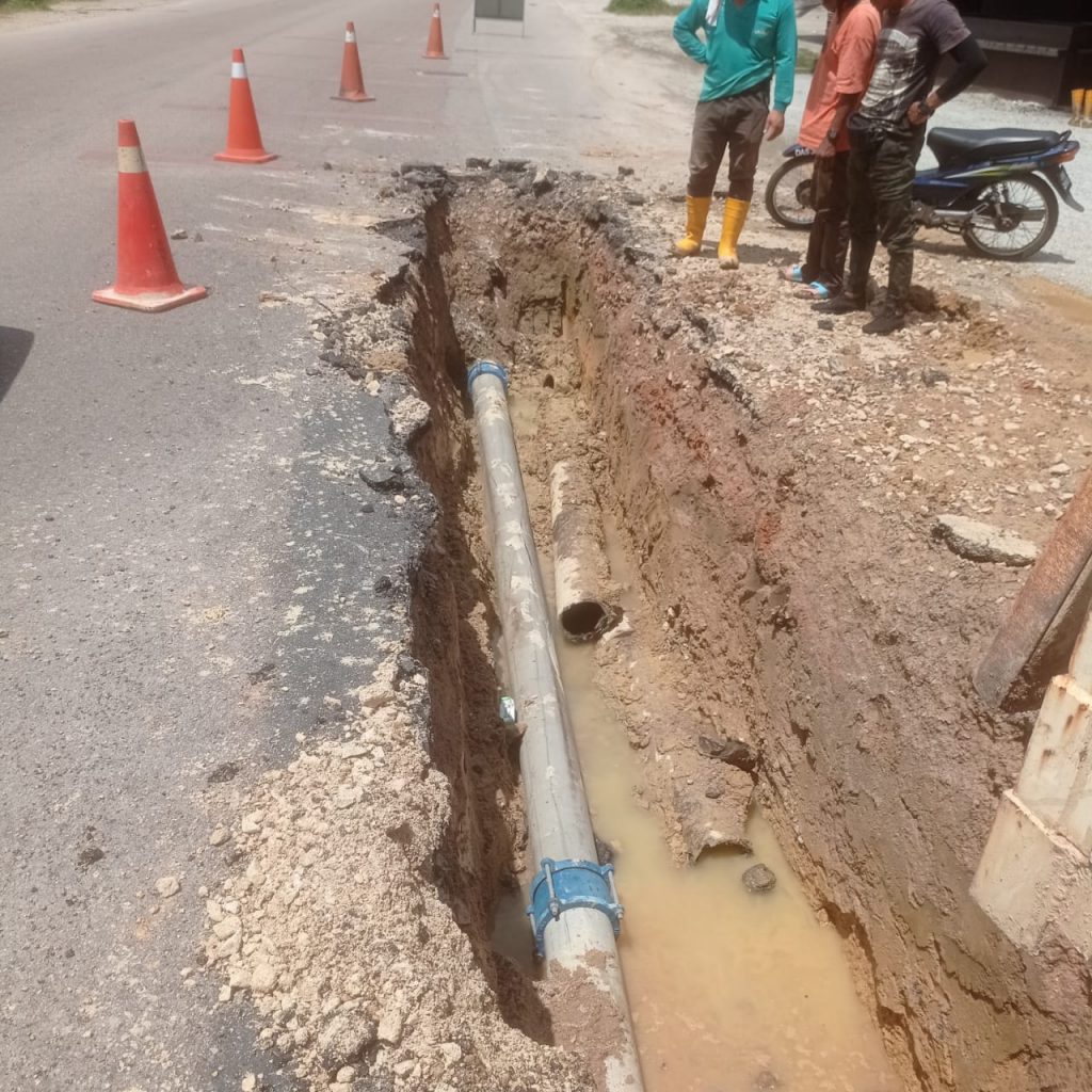 Kerja-kerja kecemasan pembaikian paip utama bersaiz 8 inci yang pecah ...