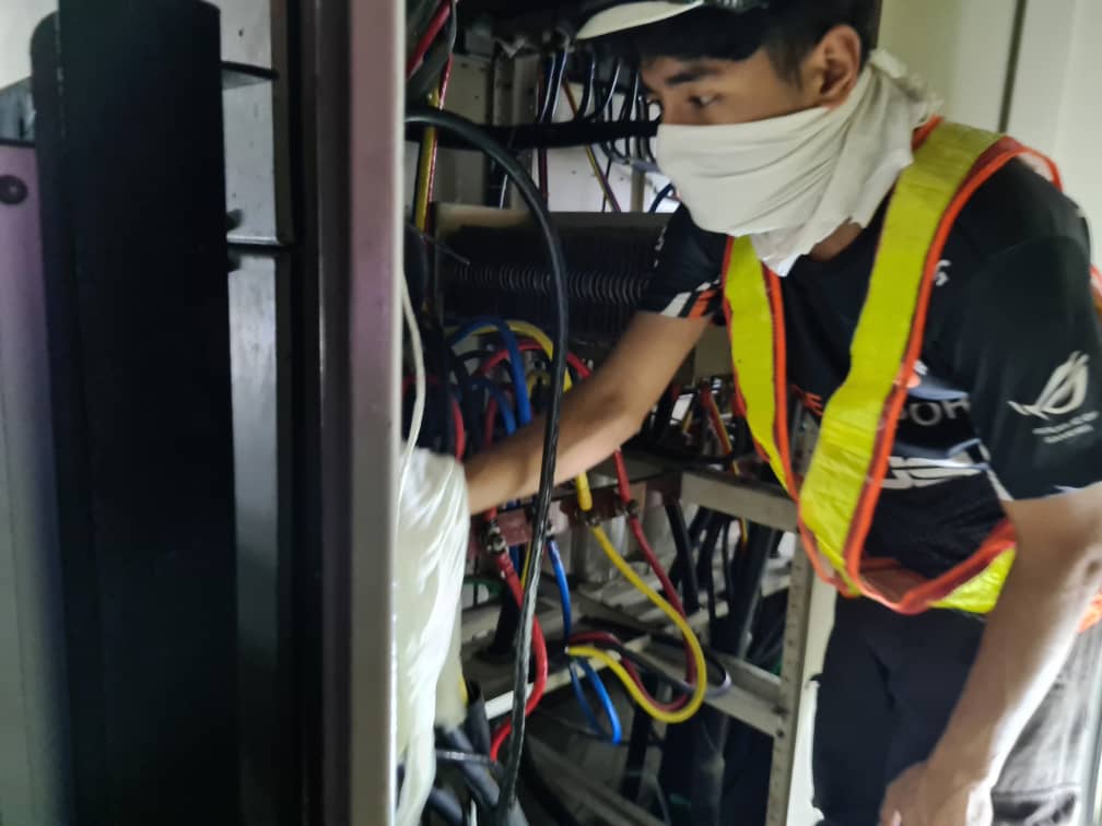 Kerja-kerja penyelenggaraan panel elektrik dan kalibrasi di LRA Tanjung ...