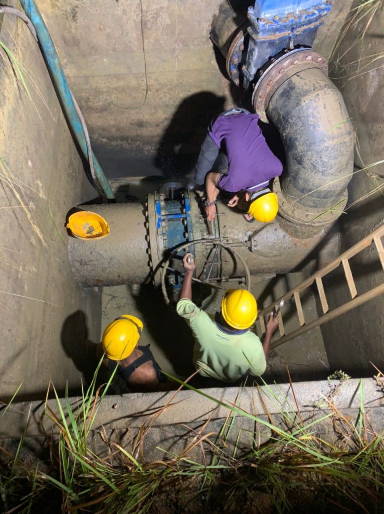 Kerja - kerja kecemasan pembaikian paip utama jenis MSCL bersaiz 700mm ...